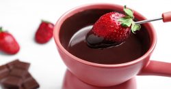 Prepara esta deliciosa y saludable fruta bañada en chocolate ...