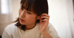 Aleteo en el oído, ¿qué es y cuáles son sus causas?